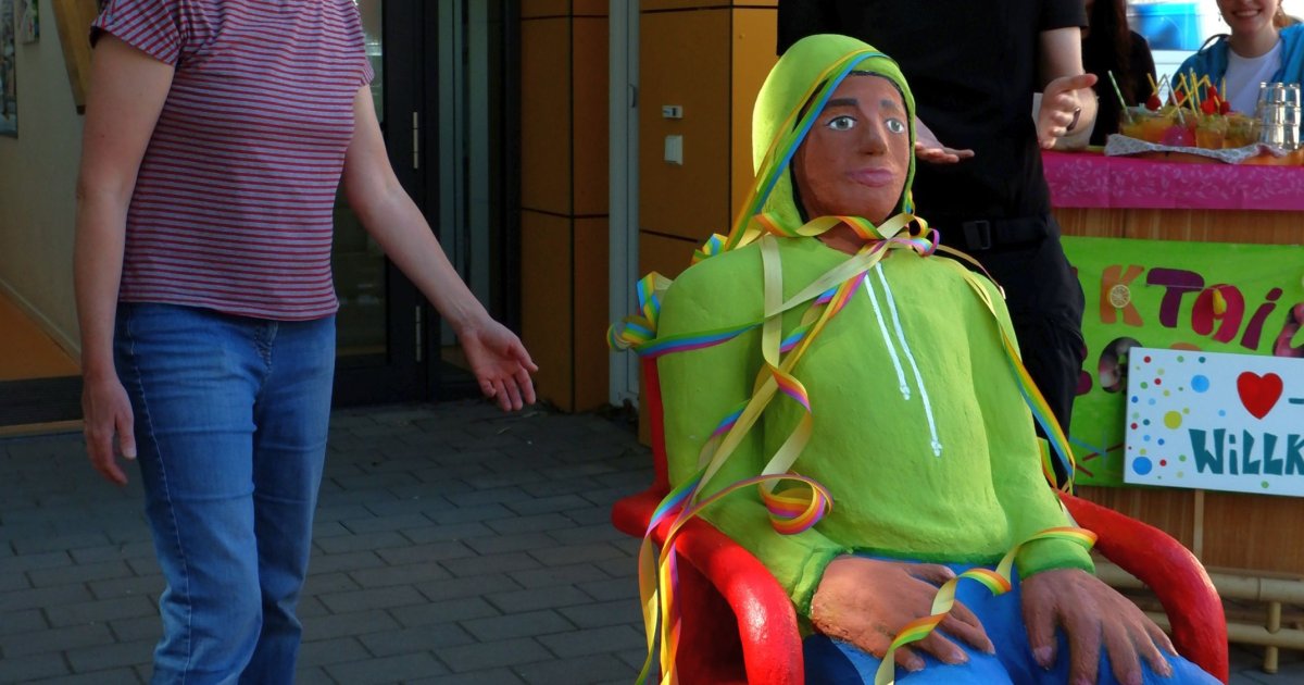Kinder- und Jugendförderung: Betonfigur „Kaya“ setzt Zeichen für ...